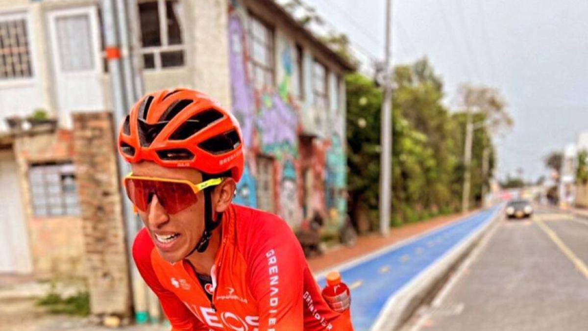 Egan Bernal e Ineos presentan la nueva indumentaria para el 2023