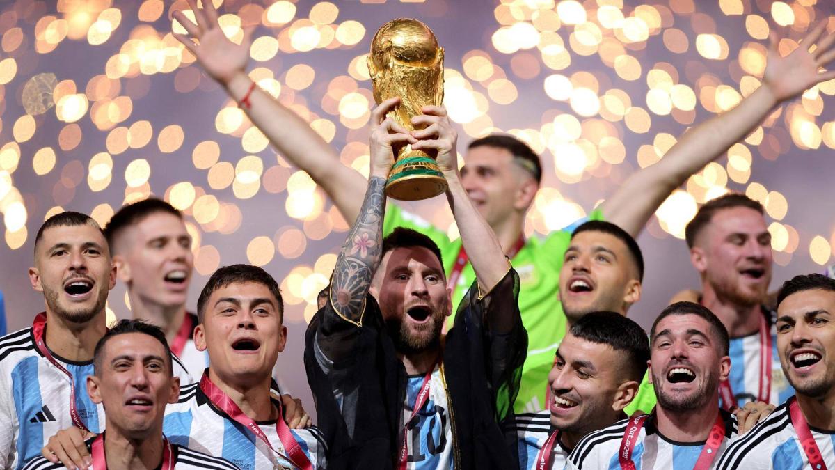 Lionel Messi por qué le pusieron una capa negra para levantar la copa