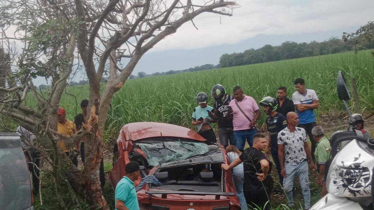 Triste final 31 de diciembre: 2 jóvenes murieron al chocarse contra árbol