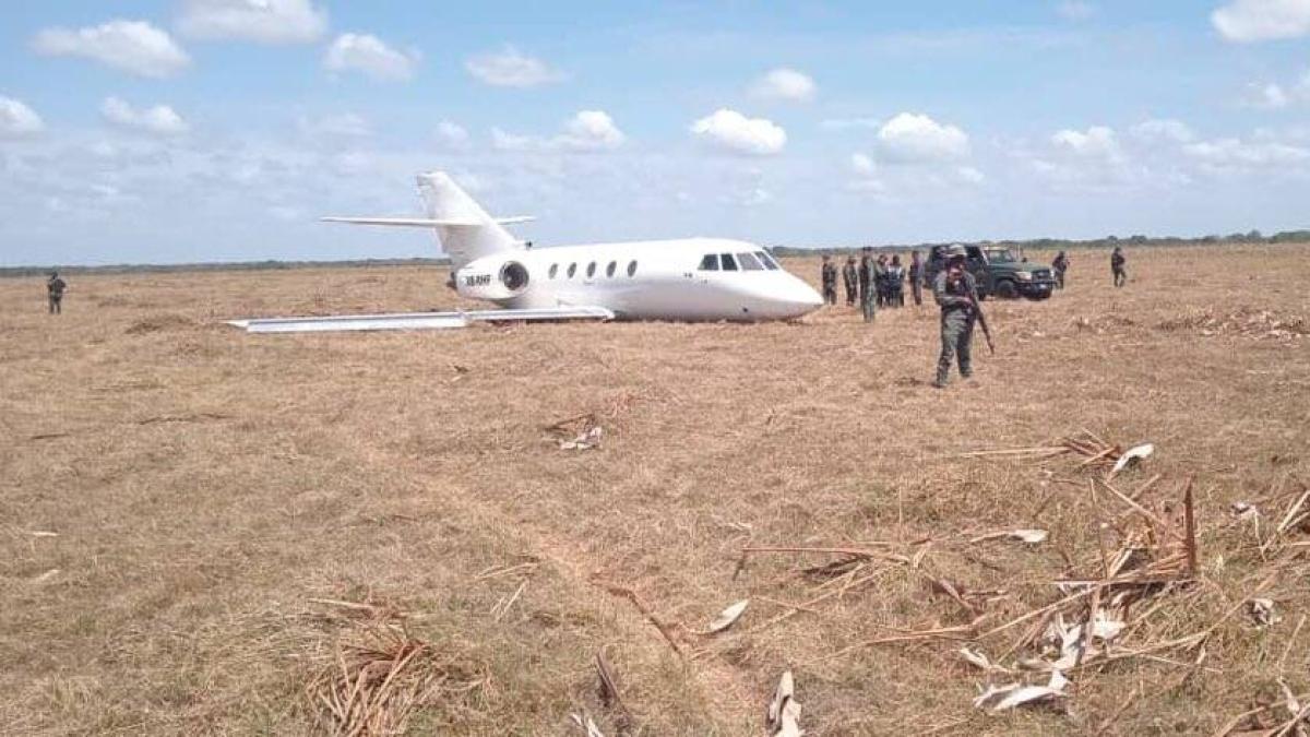 Supuesto narco avión sobrevoló Venezuela y aterrizo en un pastizal