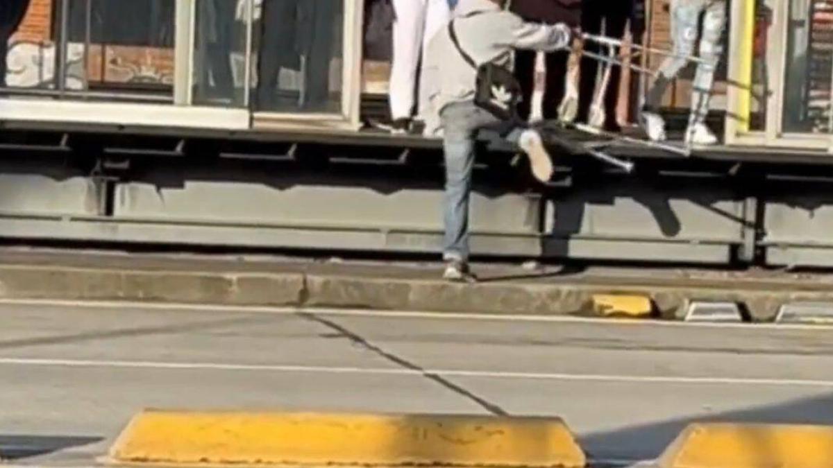 Hombre con caminador corrió para colarse y hasta cargó su caminador