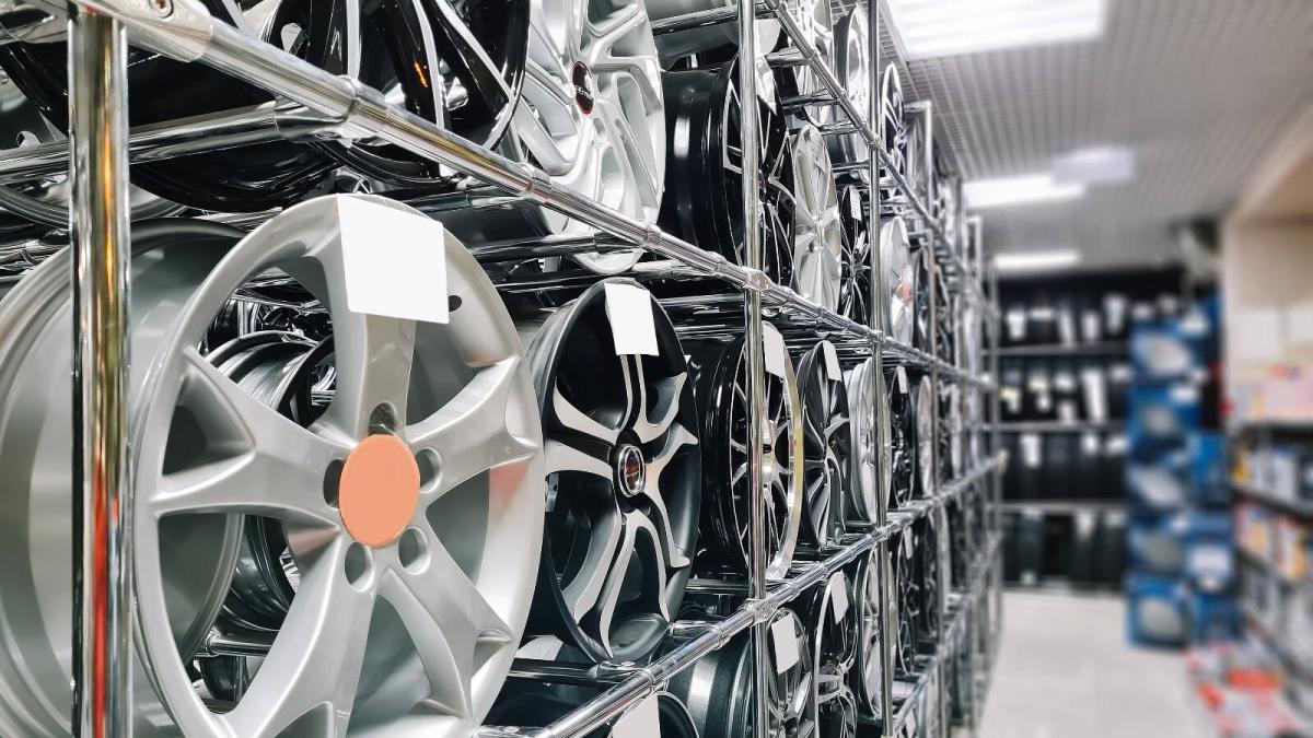 Así cambian autopartes y repuestos de carros en talleres