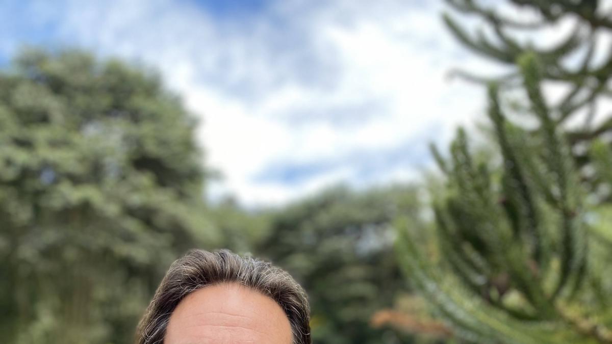 El escritor Jaime Arracó habla de su nueva novela 'Las manos en los ...