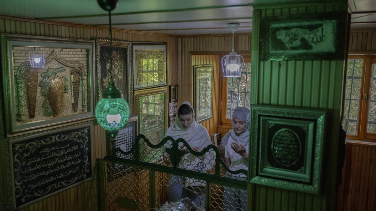 Turquía: la tradición de ir a rezar a tumbas de personas muertas hace ...