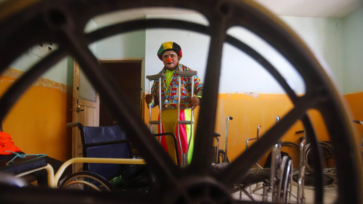 Barranquilla: payaso Ojitos Show arregla y dona sillas de ruedas y muletas