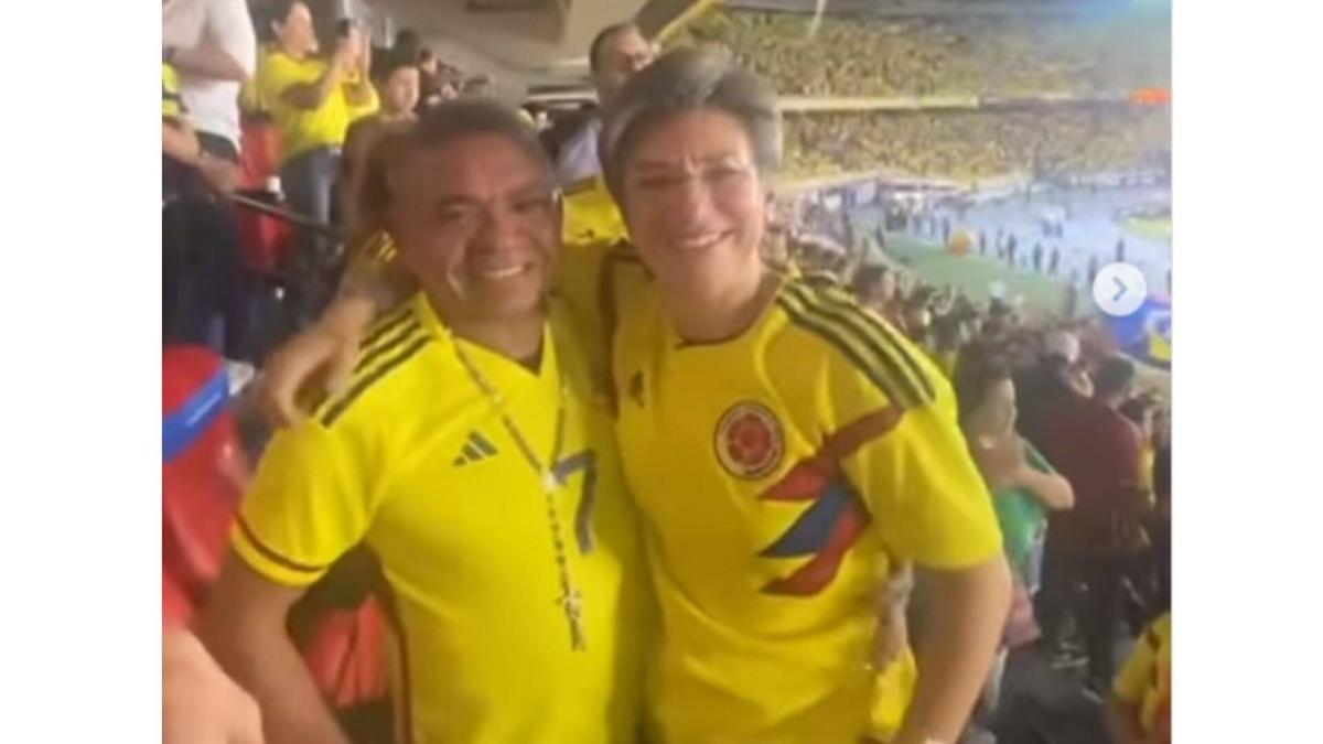 El emotivo abrazo entre Claudia Lopéz y Mane Díaz en partido de ...