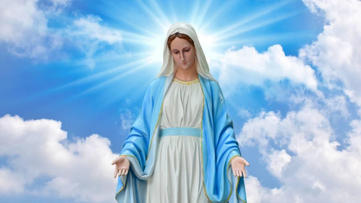 ¿Qué función cumple la Virgen María por los humanos en la tierra?