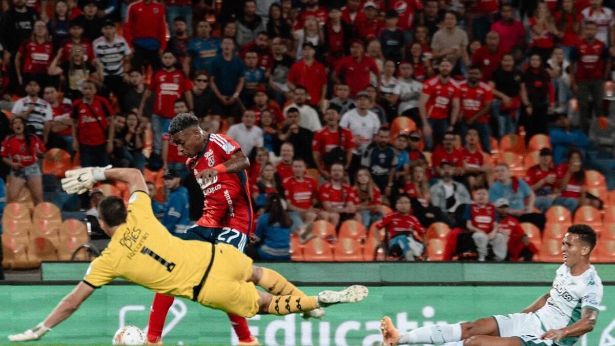 Mender García, refuerzo del Medellín, fue atracado por hinchas de su ...