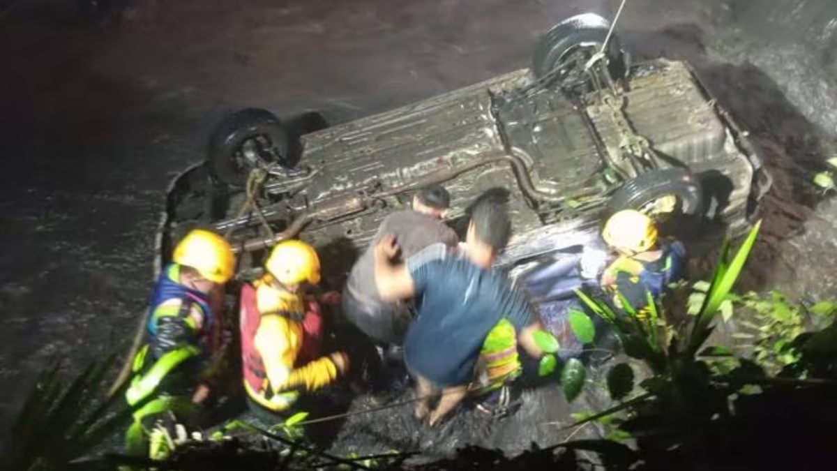 Bomberos rescatan dos personas atrapadas en carro que fue arrastrado por creciente