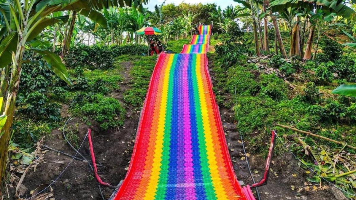 El pueblo a horas de Bogotá con un rodadero que cae de la montaña y un ...