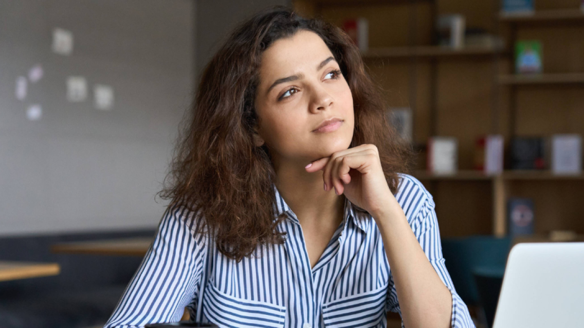 ¿Qué significa desviar la mirada a la izquierda mientras hablan, según ...