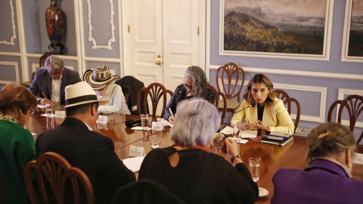 Laura Sarabia, directora del Dapre, lideró reunión con la bancada del ...