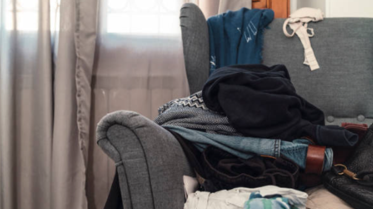¿Por qué algunas personas tienen ropa acumulada en la silla? Esto dice ...