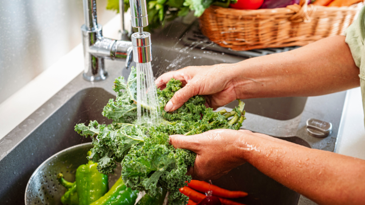 Esta es la forma correcta lavar y desinfectar las frutas y verduras ...
