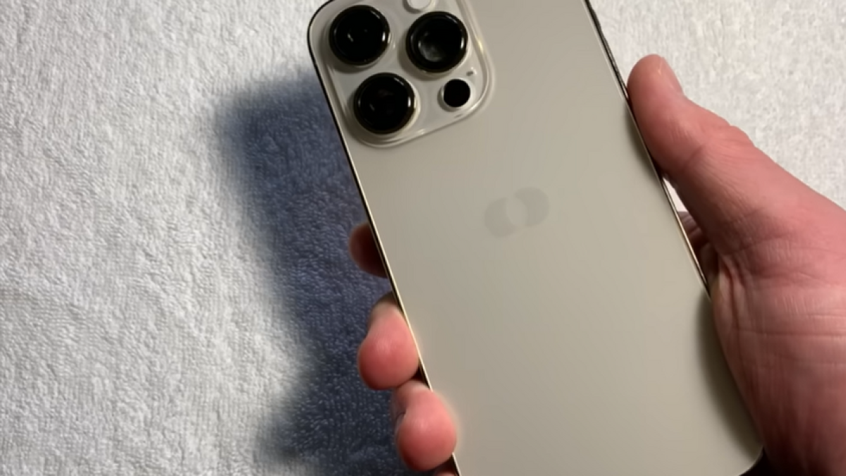 Compró en China un iPhone sin el logo de la manzana de Apple y resultó ...