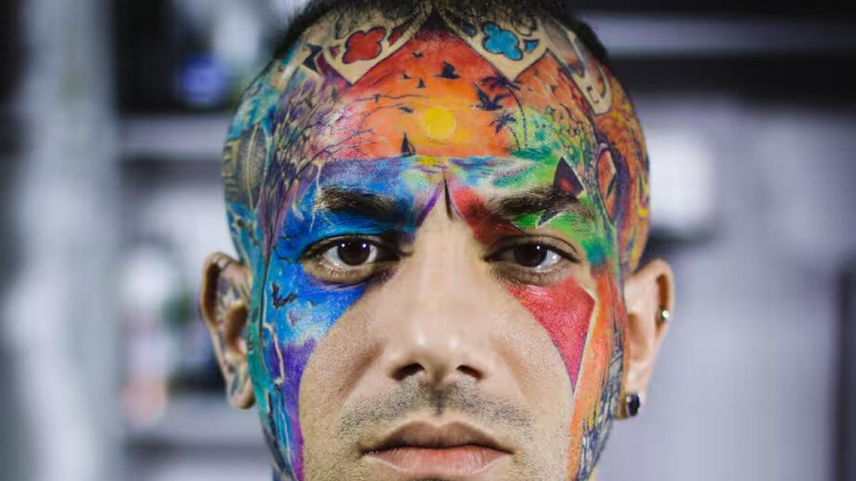 Irán condena a muerte al rapero Tataloo, acusado de blasfemia, esto dicen sus canciones