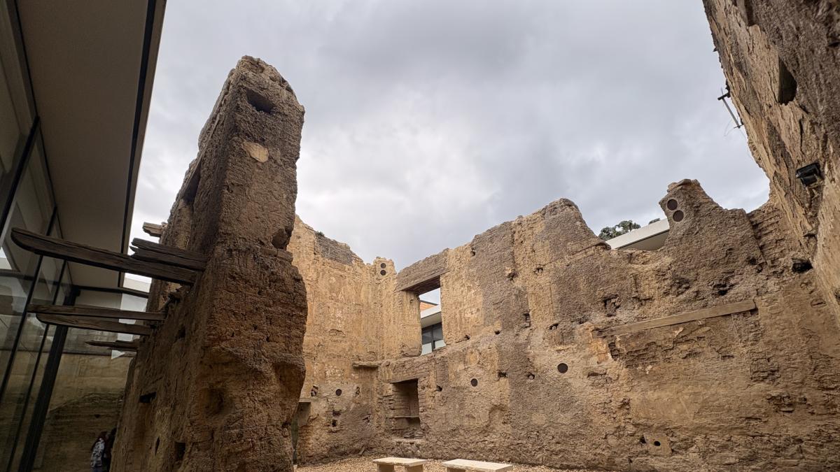 Hum II: el conmovedor sonido en los muros bogotanos coloniales de la artista canadiense Hajra Waheed