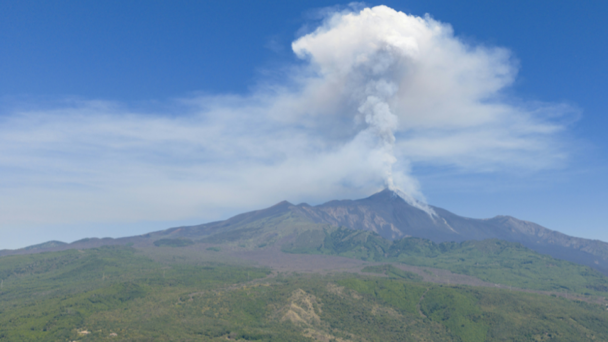 El Monte Etna, volcán activo más grande de Europa, entró en erupción y ...