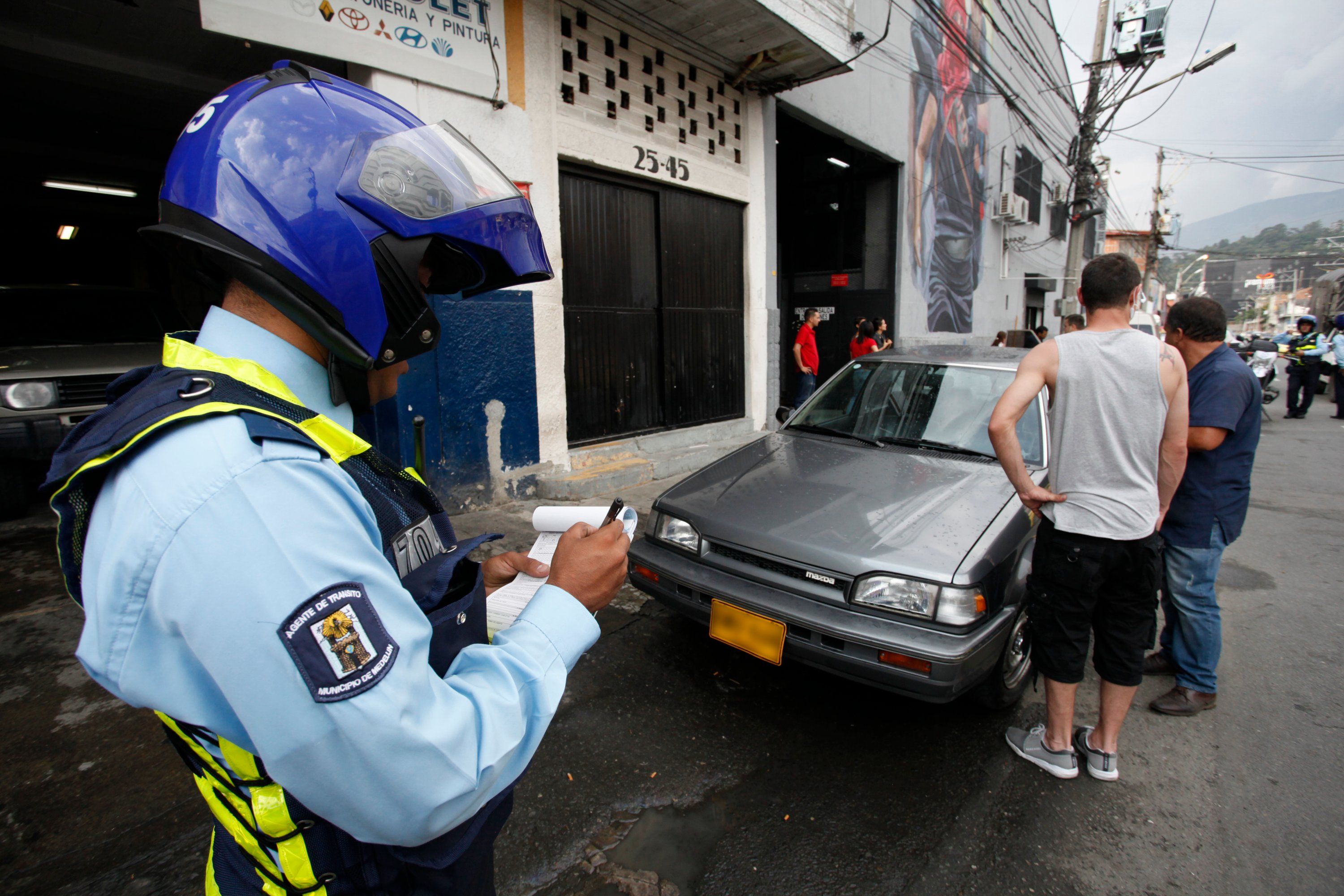 ¿Cuándo se vence una multa de tránsito si no la he pagado en Colombia?