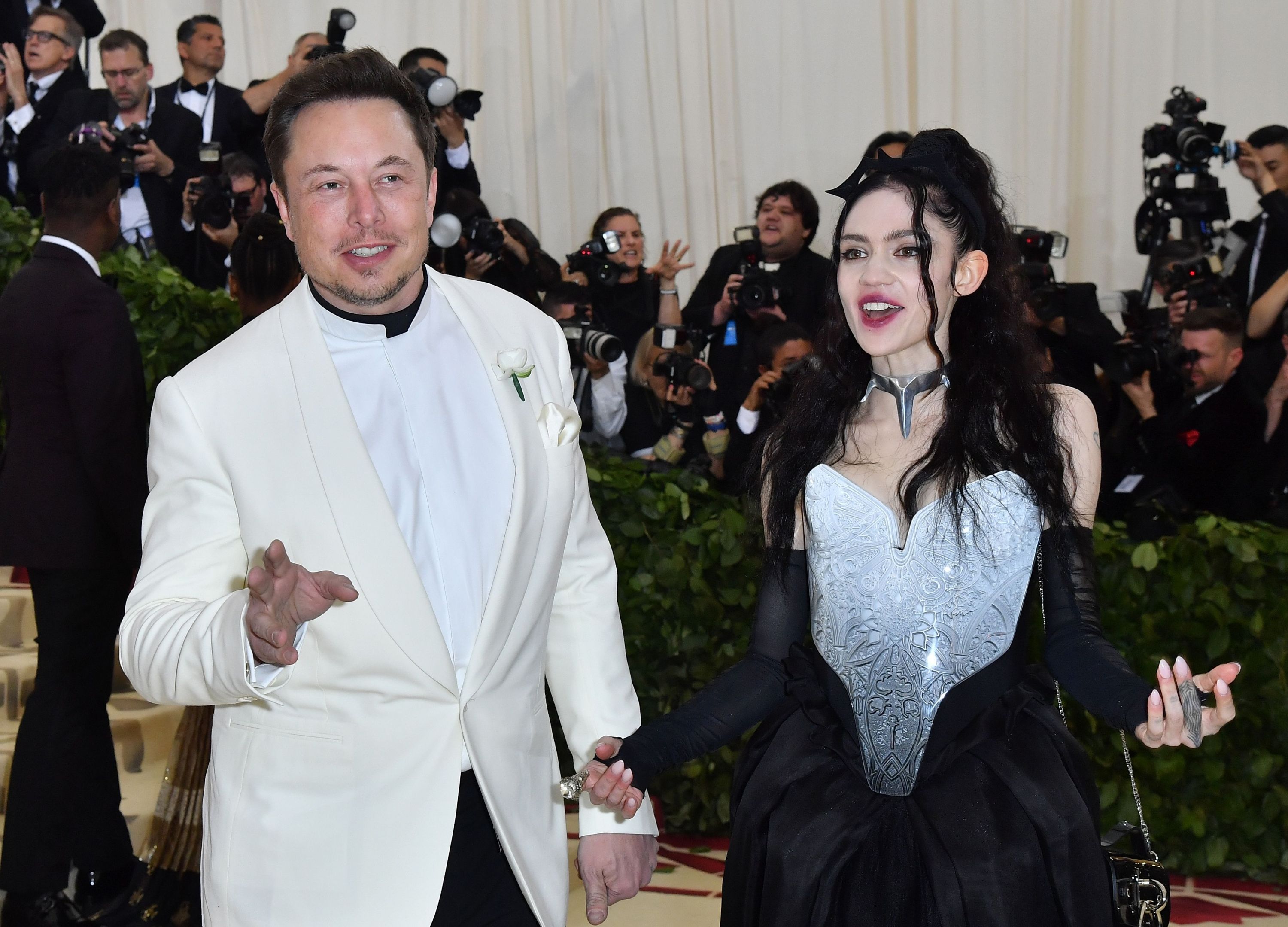 Elon Musk: Su esposa Grimes dice que él vive 'bajo la línea de pobreza'