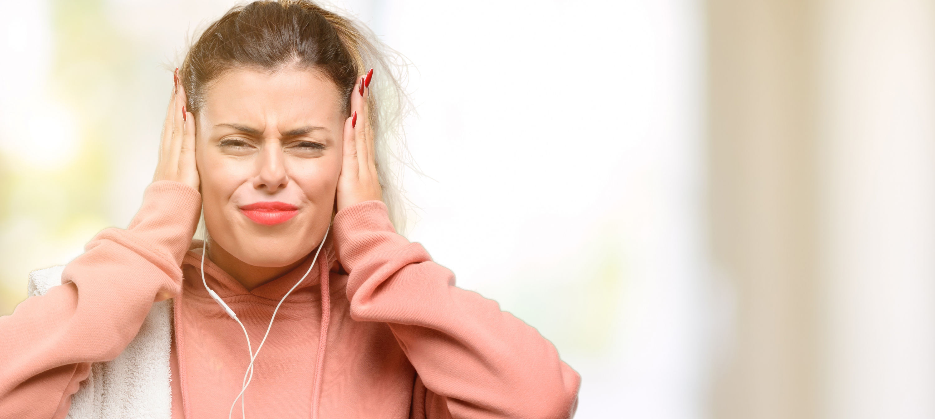 Riesgos de escuchar con audífonos música a todo volumen