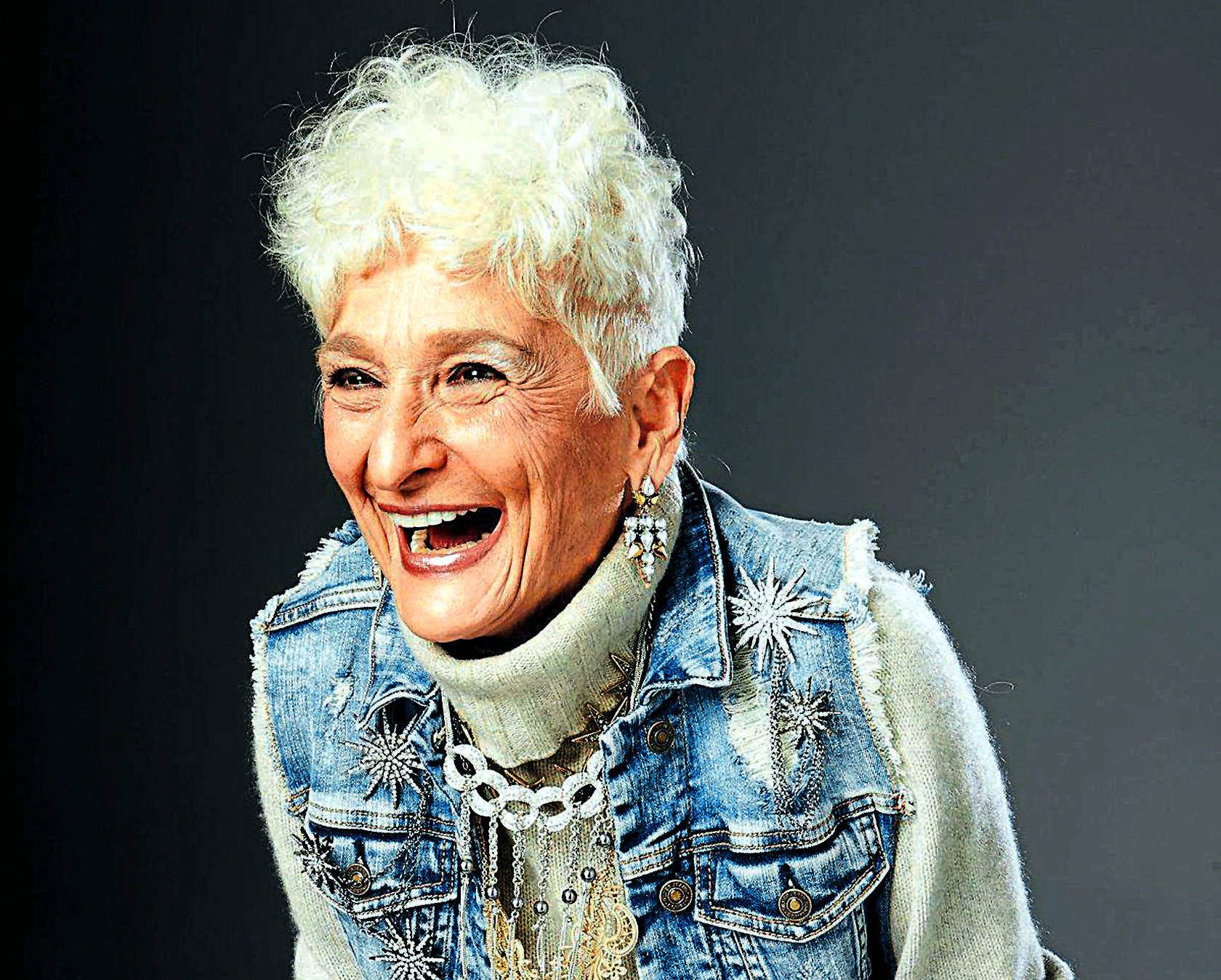 Quién es Hattie Retroage, la anciana que busca hombres en Tinder