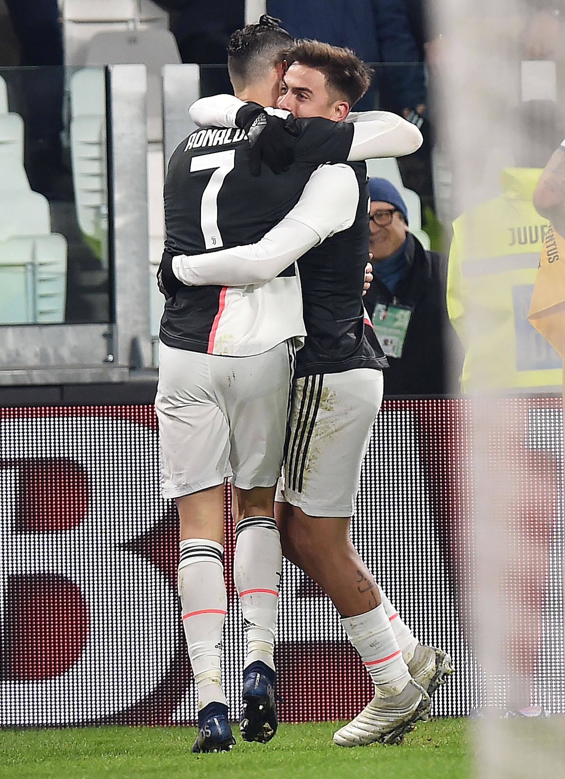 Beso De Cristiano Ronaldo Y Paulo Dybala En La Celebración De Un Gol