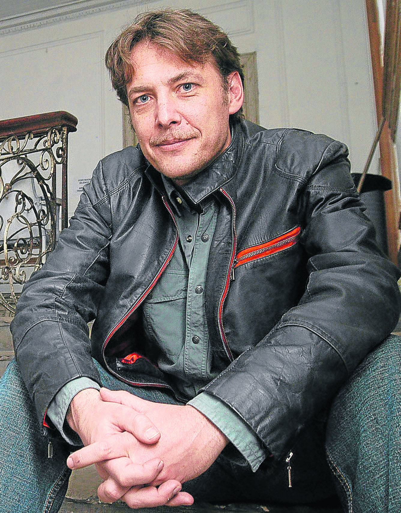 Patrick Delmas está encerrado con su esposa y pide ayuda