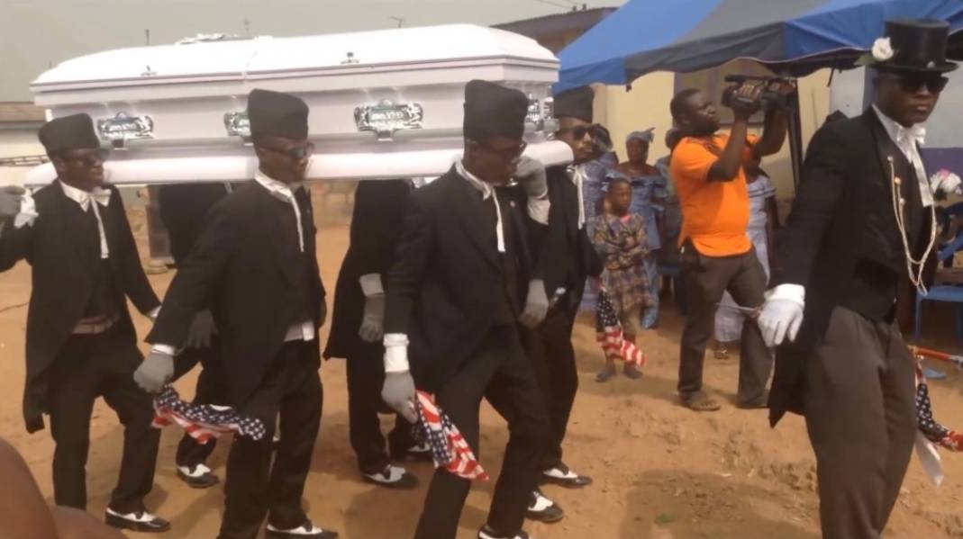 Meme de hombres bailando con ataúd: de dónde viene