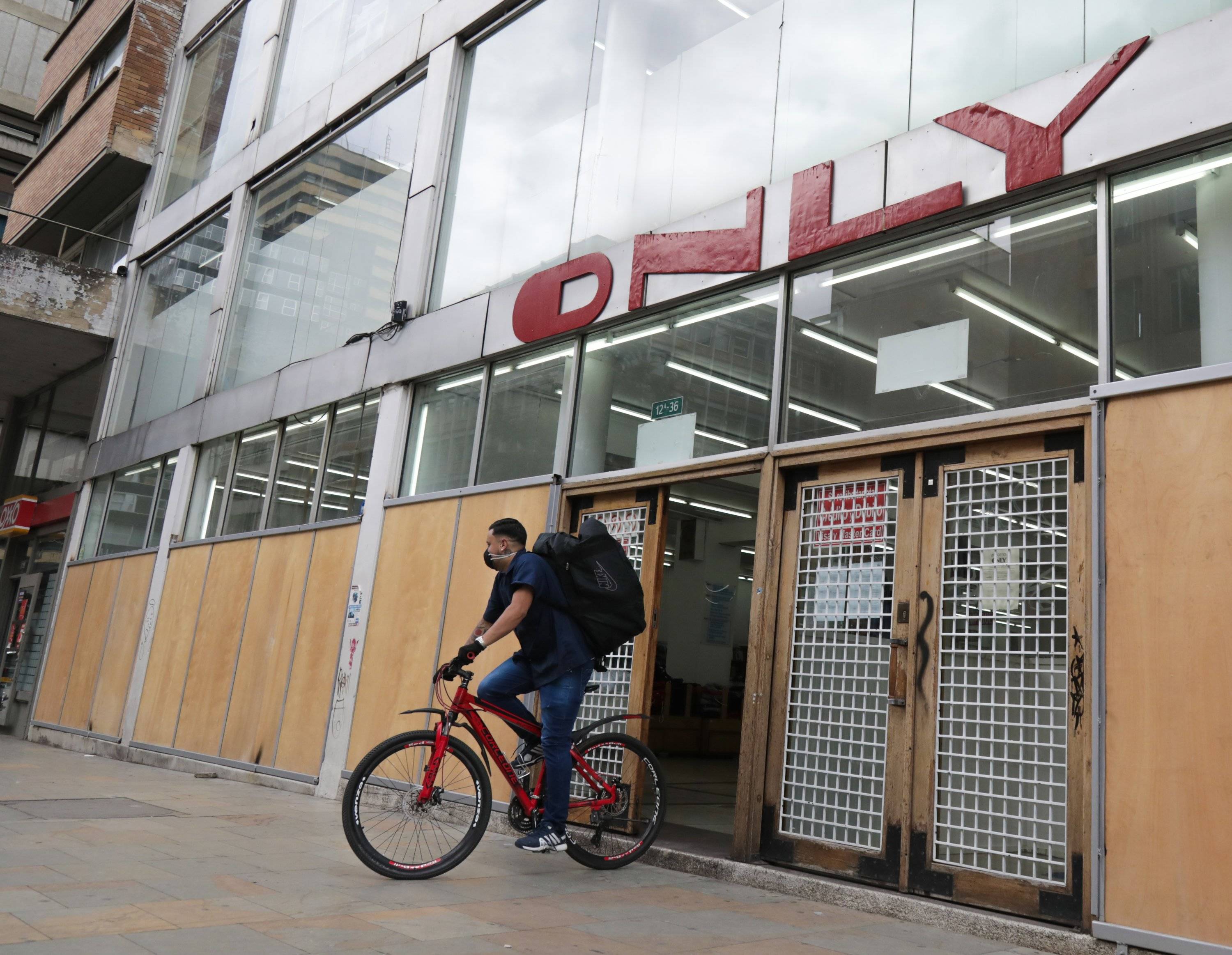 Almacenes Only: de entregar la ropa en baldes a repartirla en bicicleta