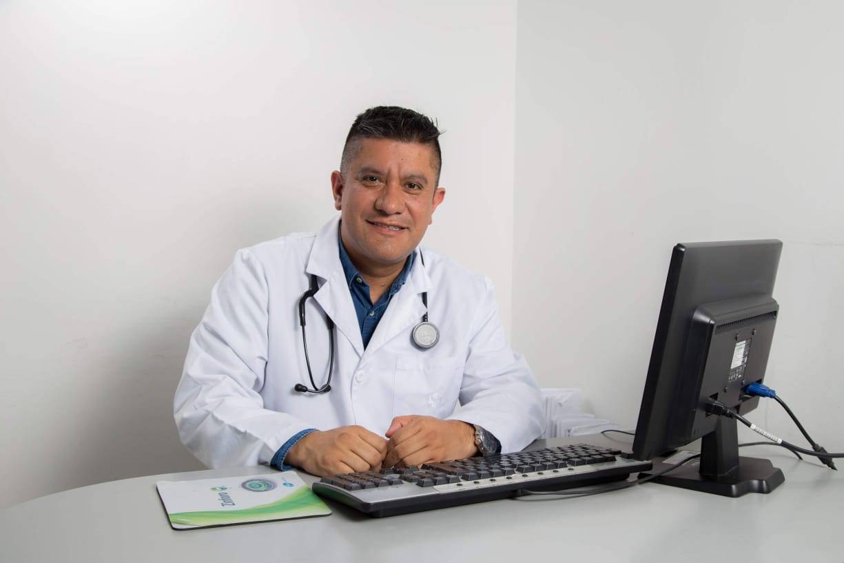 Bogotá: quién es Andrés Carranza, el médico al que le rinden homenaje