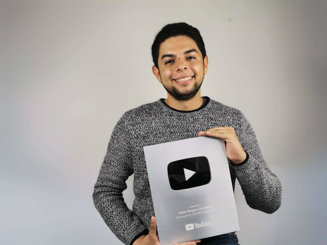 Faber Burgos, youtuber colombiano que hace contenido sobre ciencia