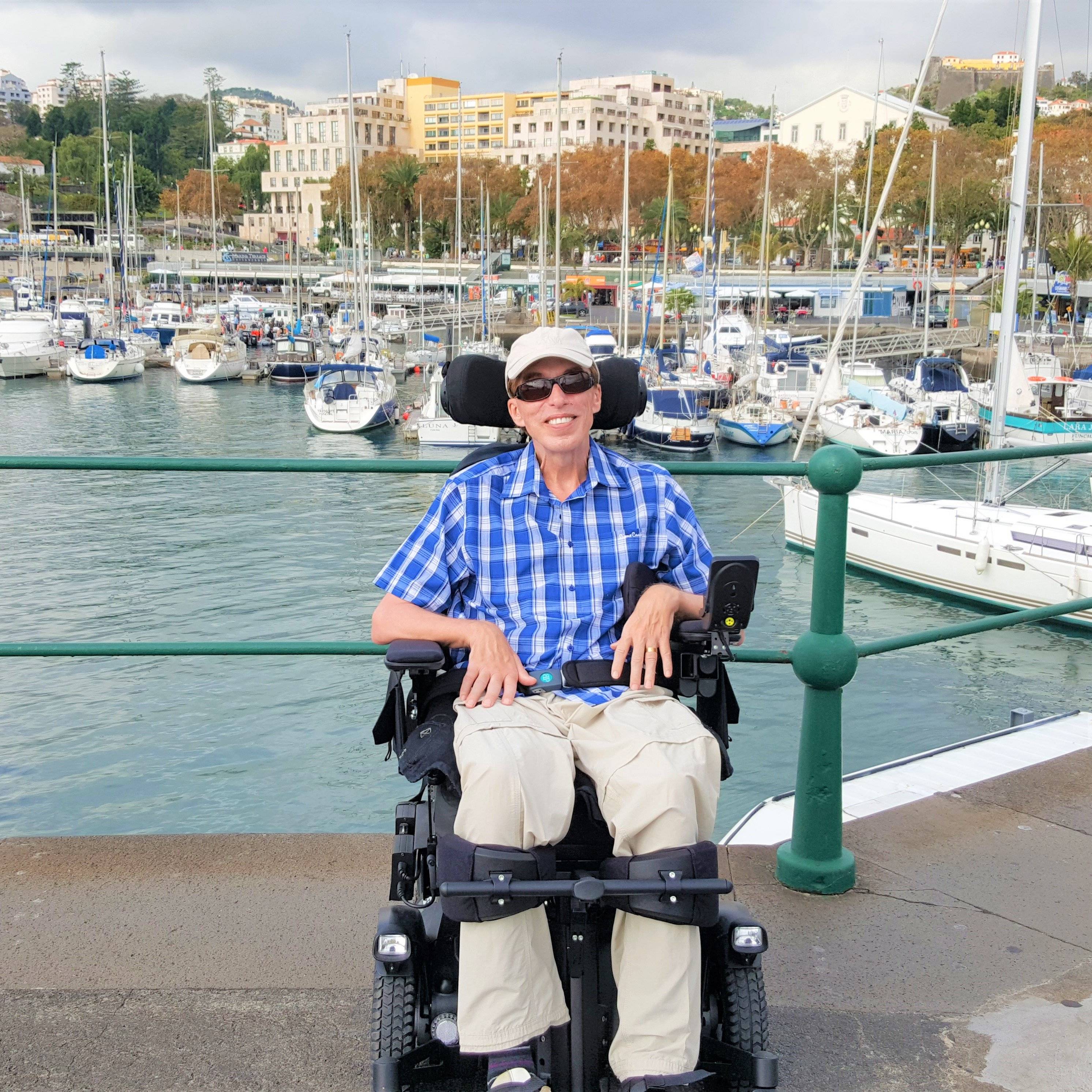 Él es Peter Scott-Morgan, el 'cyborg' que vive gracias a la tecnología