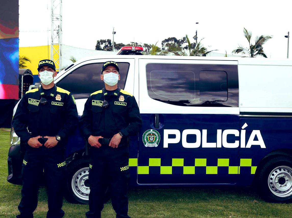 Uniformes y patrullas de Policía nacional serán azules en Colombia