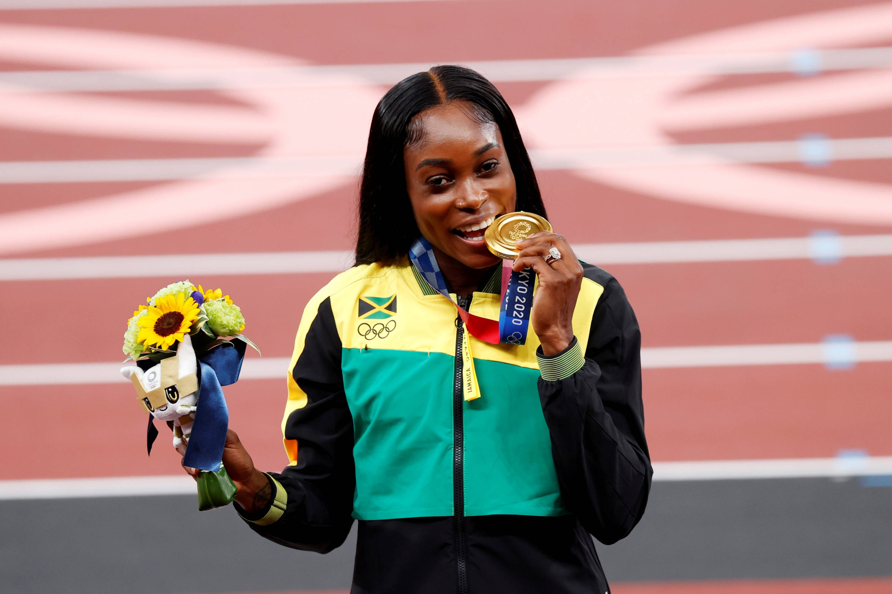 Elaine Thompson gana tercer oro en Tokio 2020, en relevos 4x100 femenino