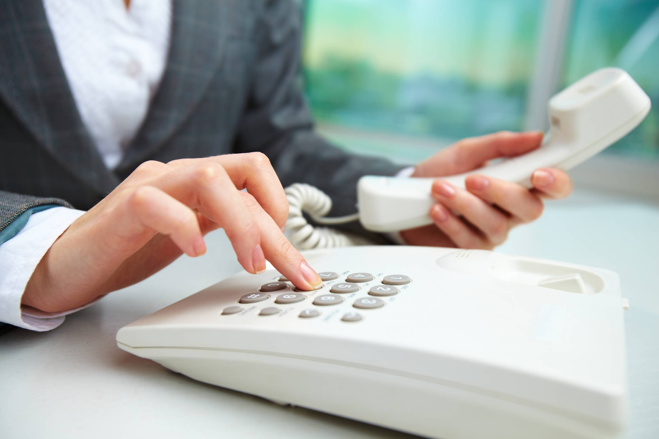 ¿Cómo puede llamar desde un teléfono fijo a un teléfono celular?