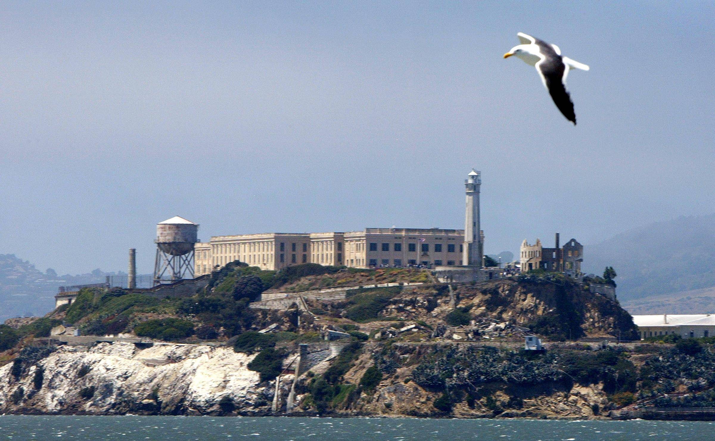 Donald Trump ordena reabrir la prisión de Alcatraz, la famosa cárcel de ...