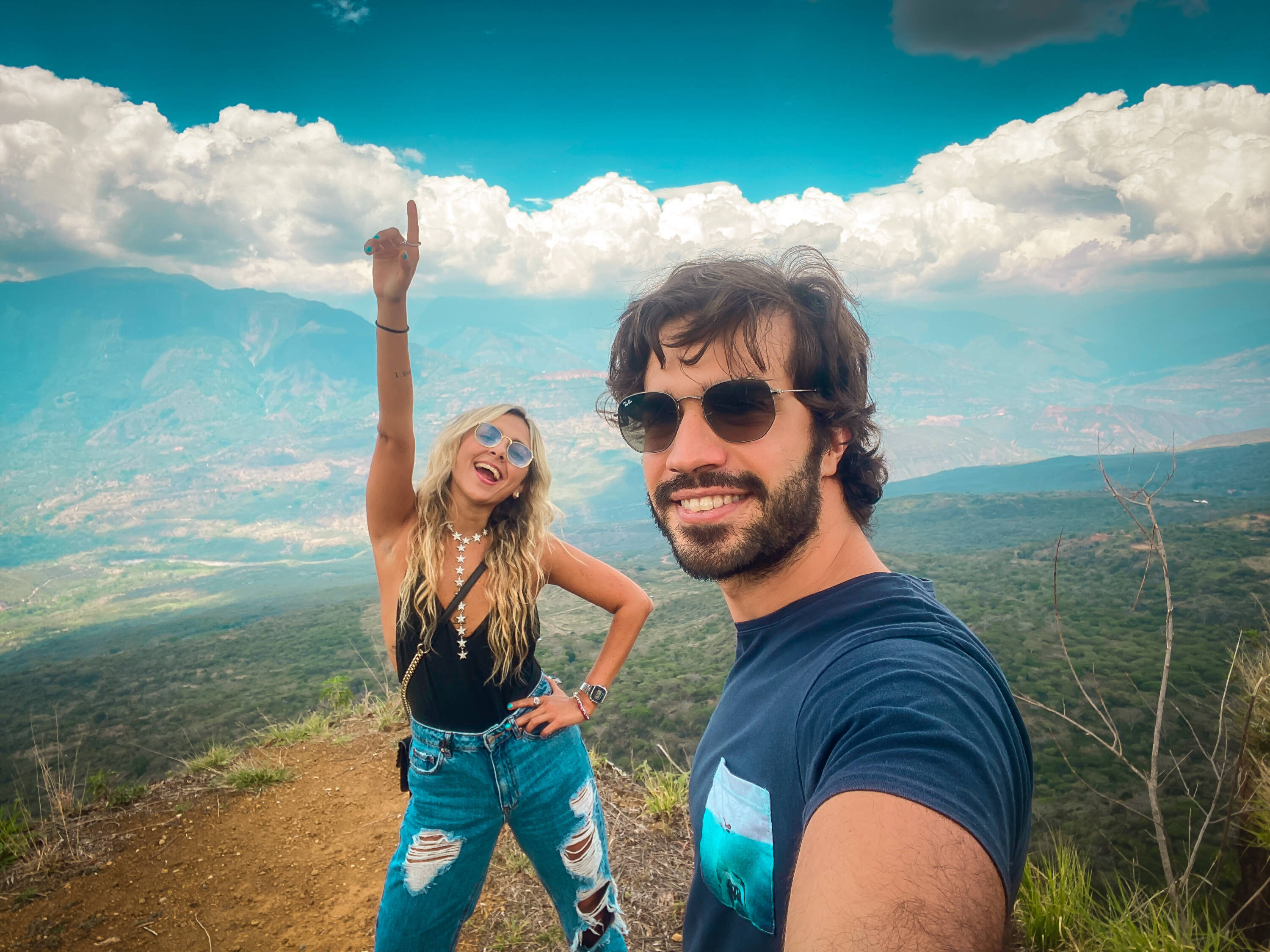 Catalina Arenas y Juan Ospina, colombianos a los que le pagan por viajar