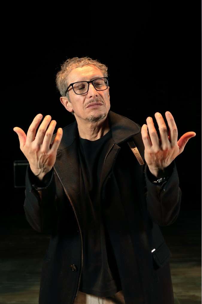 Las asombrosas maromas teatrales de Fabio Rubiano