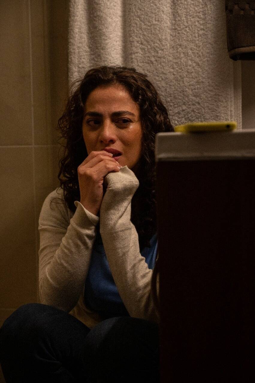 Laura Junco es Mónica: la voz del maltrato femenino en ‘Te la dedico’