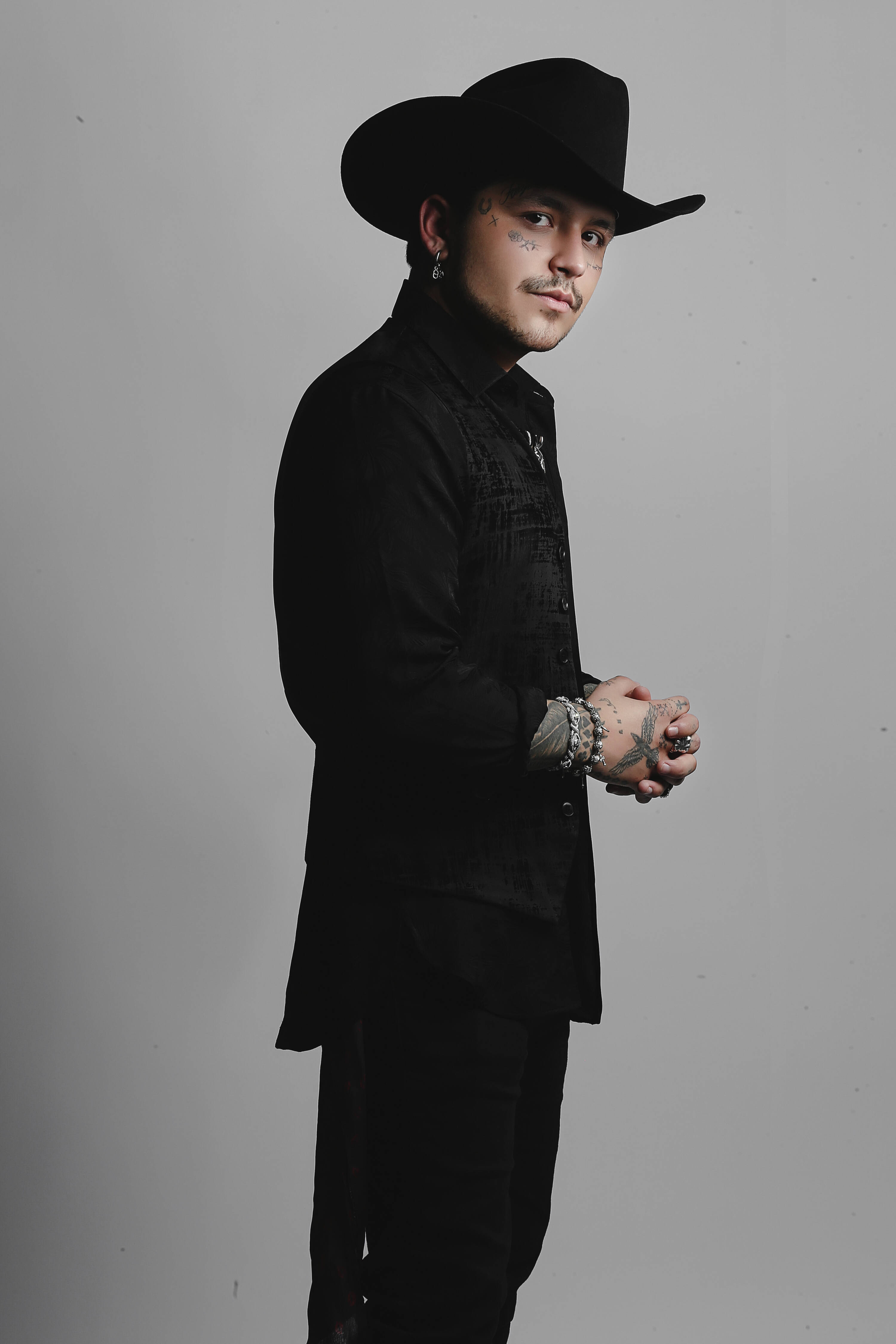 Christian Nodal llama la atención con drástico cambio de 'look'