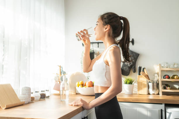 Tomar agua durante o después de una comida: qué efecto tiene en la ...