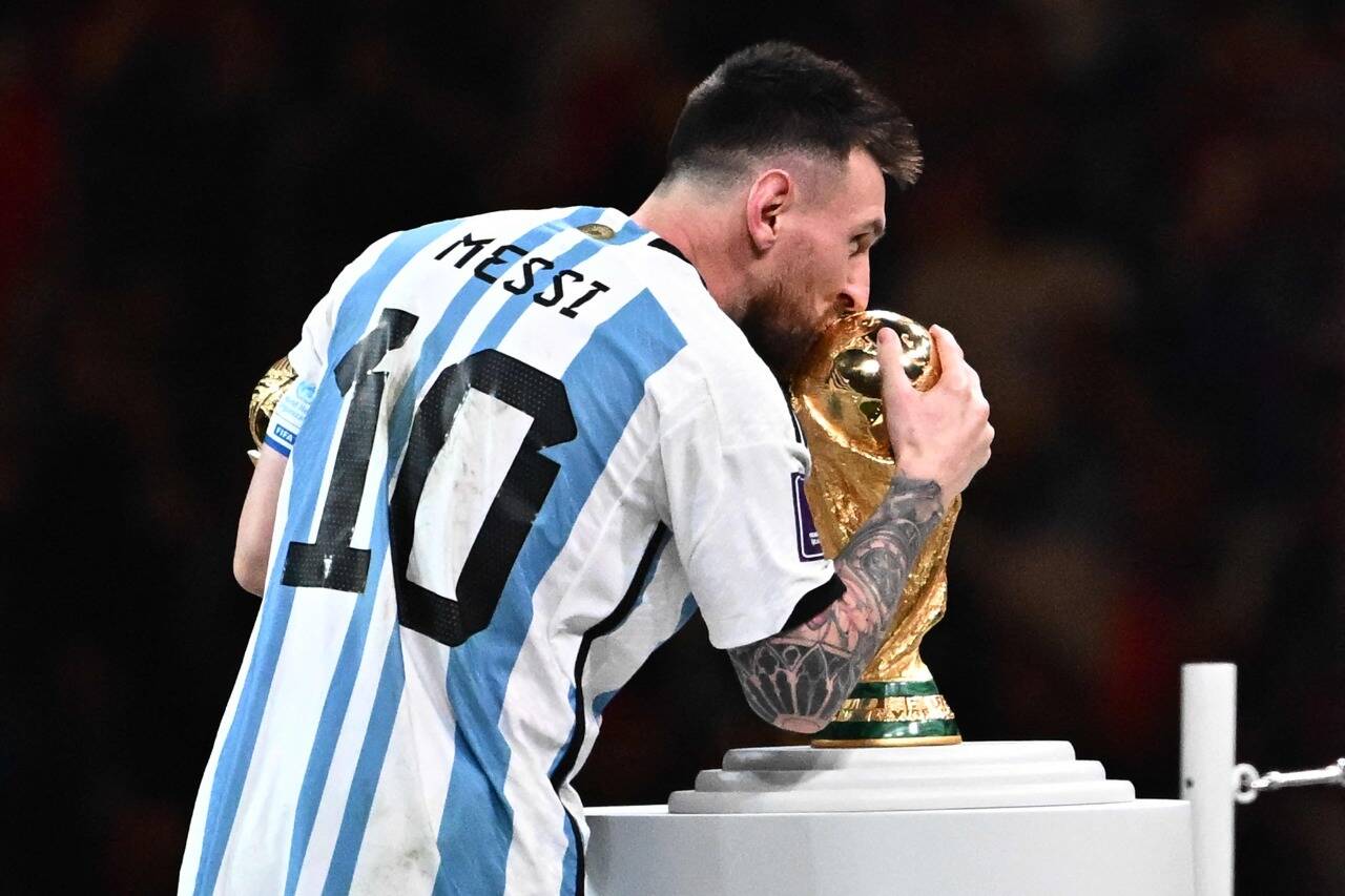 Qatar 2022: el emotivo beso de Messi a la copa antes de levantarla