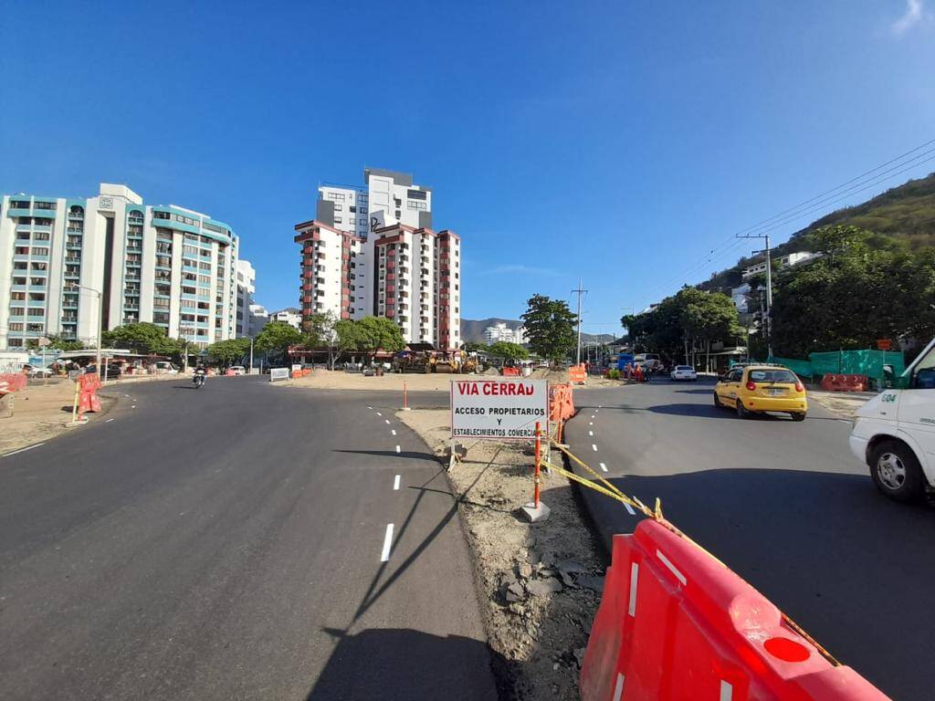 La moderna vía en doble calzada que recibe al turismo en El Rodadero