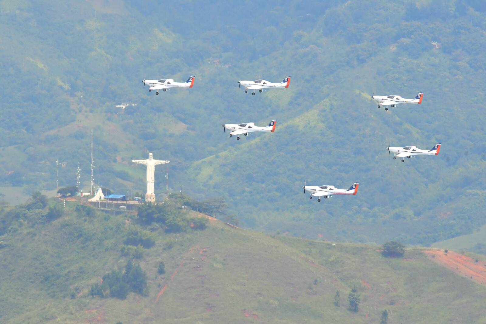 Aviones hechos en Colombia sobrevolaron en Feria de Cali