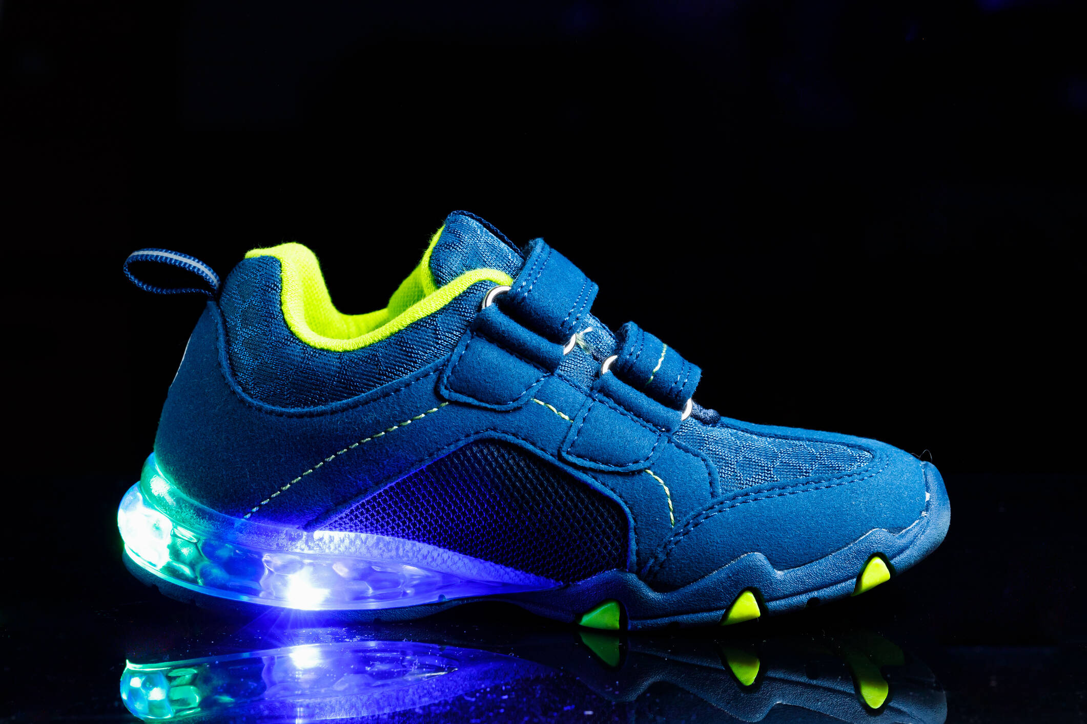 ¿Cómo arreglar los tenis con luces led?