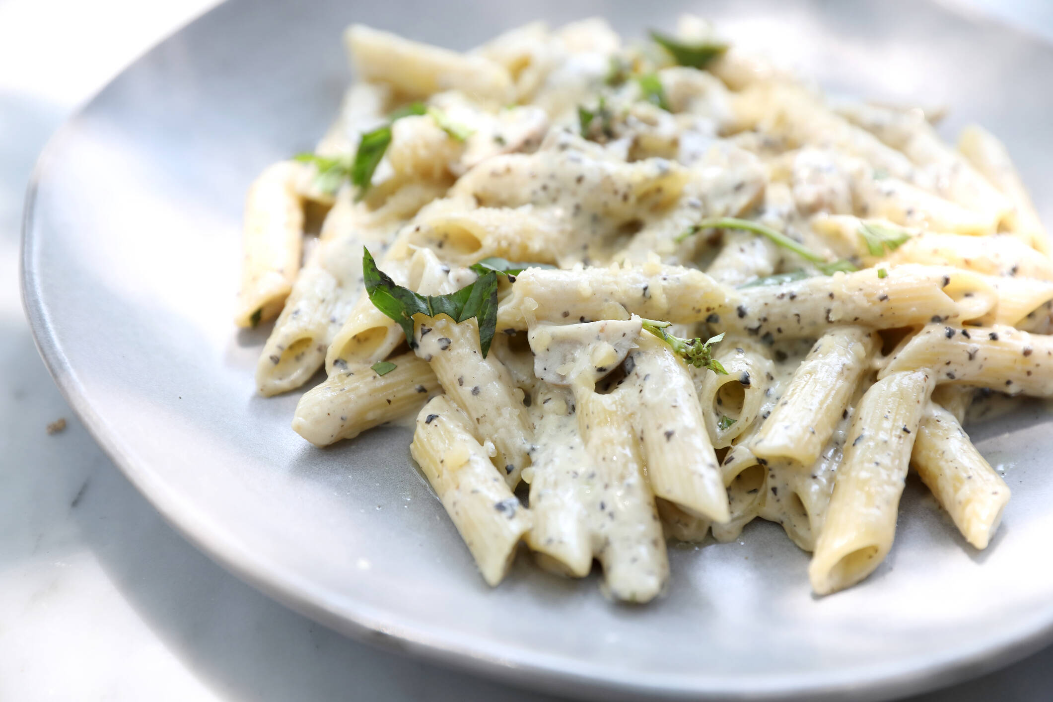 Receta para preparar una exquisita pasta al burro con ajo y queso parmesano