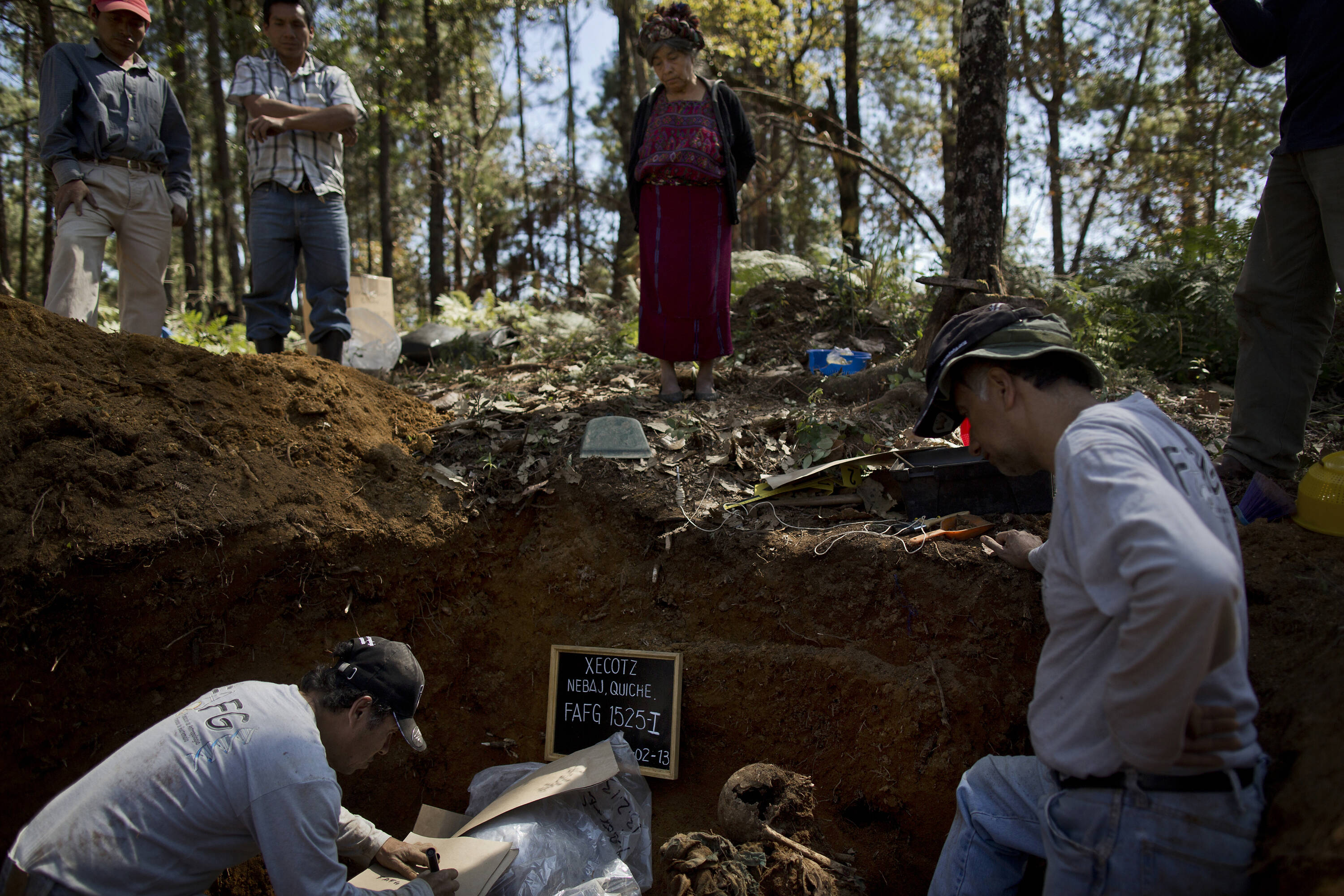 Sombrías historias detrás de huesos humanos en fosas comunes
