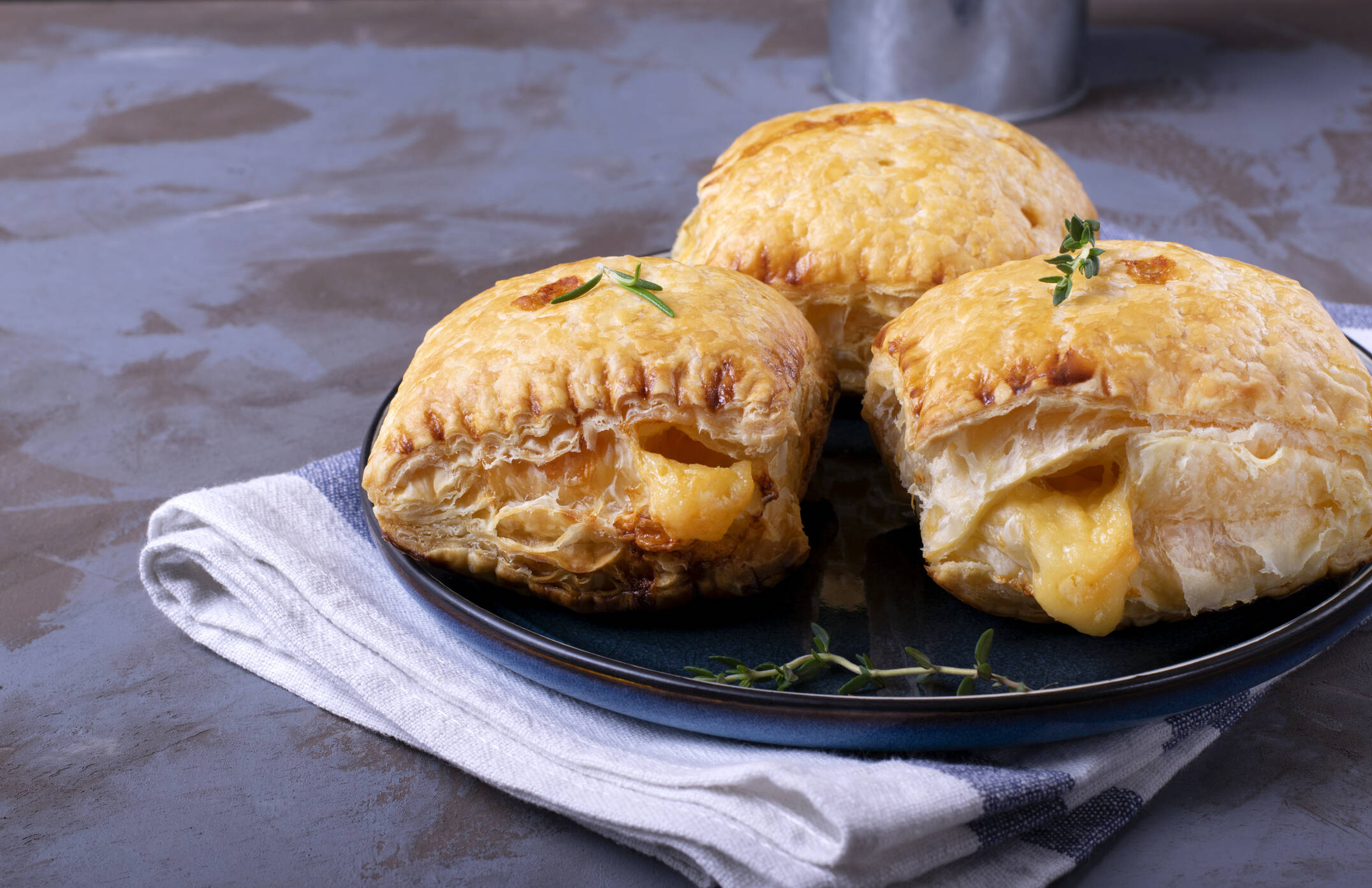 Hojaldras colombianas: deliciosas hojaldras rellenas de queso