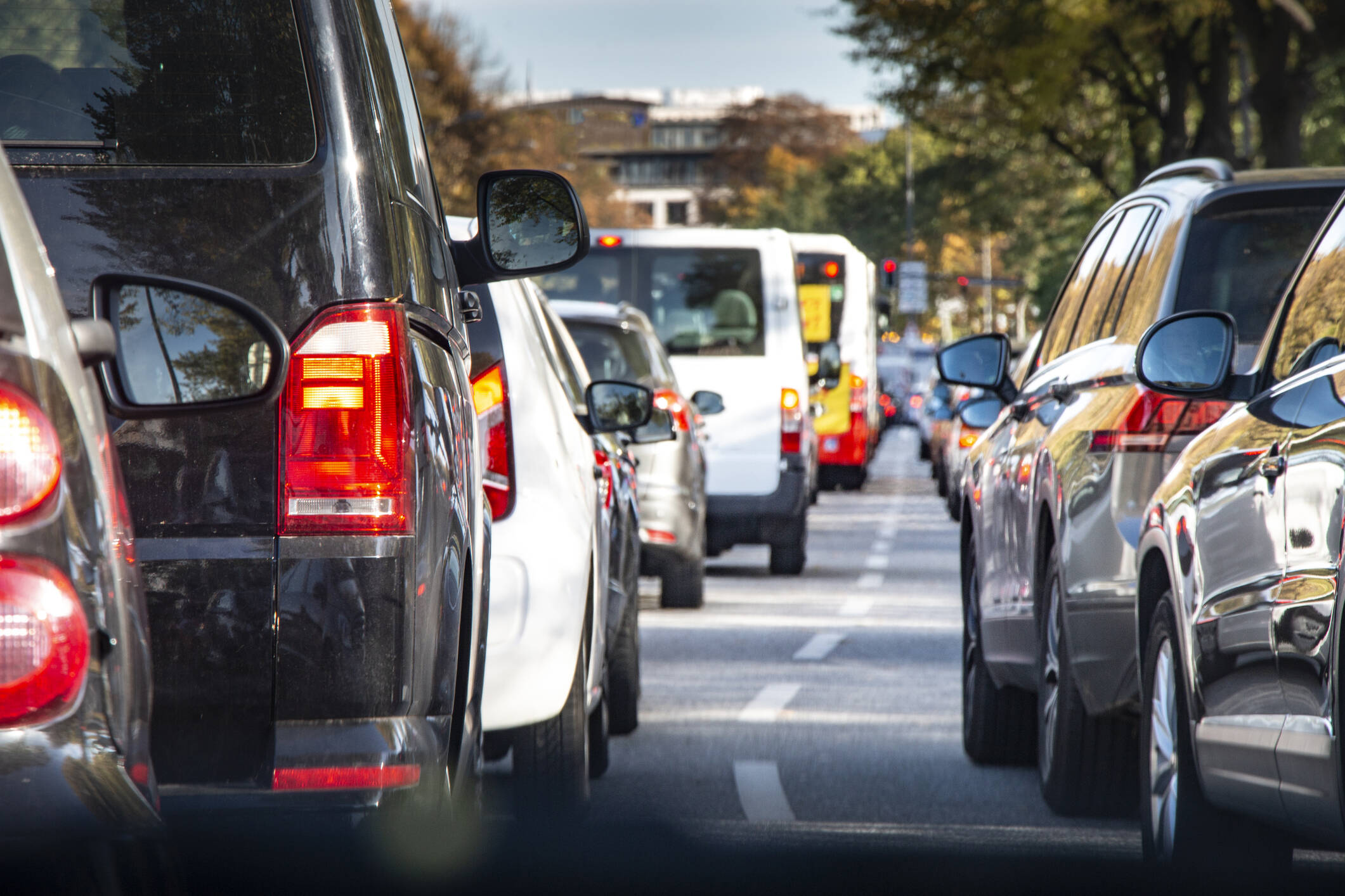 ¿Cuáles son los límites de velocidad permitidos en Colombia según la Ley?
